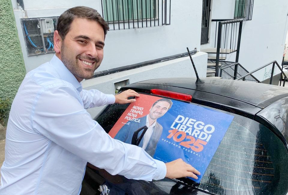 Diego Libardi promove “adesivaço” na Praça de Fátima, nesta quinta (1 ...