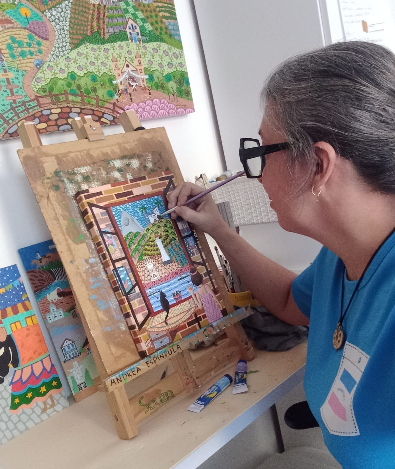 Artista plástica faz homenagem a municípios na exposição “poESia” | Leia
